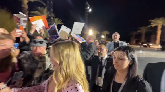 Margot Robbie signs autographs for the line of fans joyfully yelling at ...
