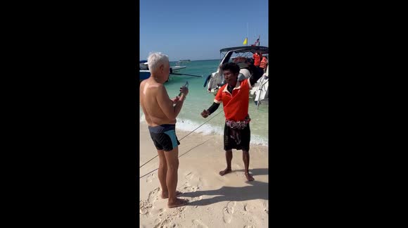 Boat captain hilariously demonstrates how tourist should wear life ...