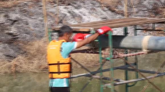 Villagers square off in amusing water boxing match for Thai festival ...