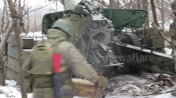 Russian artillery allegedly destroys camouflaged Ukrainian bunkers with ...