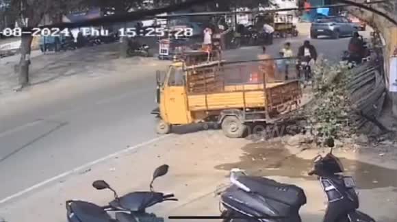 An 8-yr old boy run over by a DCM lorry, which was parked in negligent manner,accident captured ...