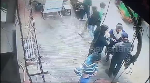 Cctv Captures Thief Very Smartly Stealing Iphone From Tourist Pocket In