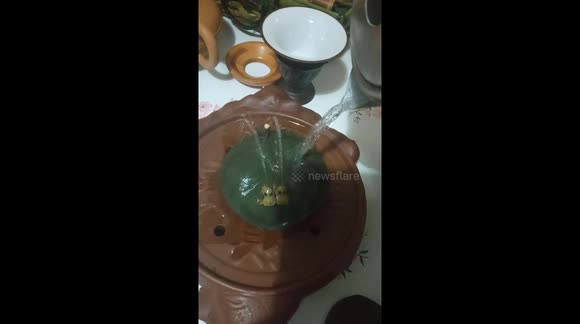 Funny frogs spitting water. Clay tea pets for traditional Chinese tea ...