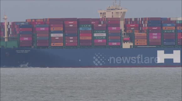 HMM Helsinki giant 400-metre container ship arrives on River Thames, UK ...