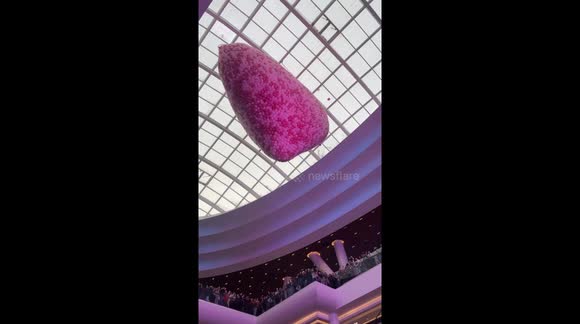 Shopping center's spectacular Valentine's Day balloon drop in Moscow ...