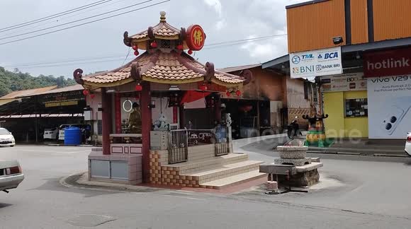 This tiny temple in Malaysia also serves as a quirky roundabout for ...