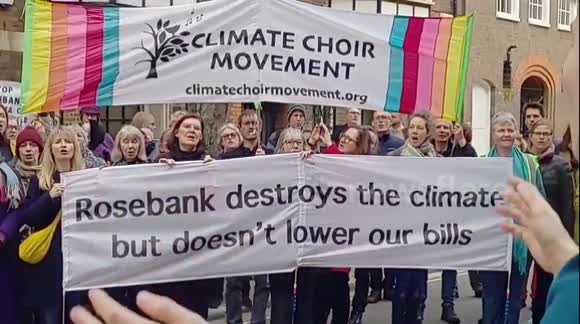 Over 200 Climate Choir Movement protestors walk around London singing ...
