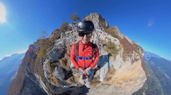 Daredevil's impressive feat of skipping mid-air during BASE jump off ...
