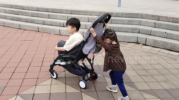 Adorable 2 years old Little Girl Pushing 6 Years Old Brother who ...