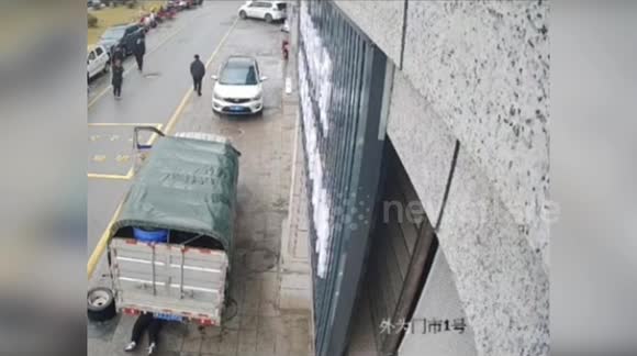 Mechanic trapped under heavy lorry rescued by Good Samaritans - Buy ...