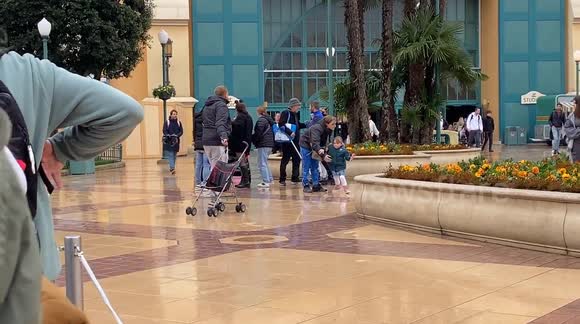 Violent fight breaks out in Disneyland Paris Walt Disney Studios - Buy, Sell or Upload Video ...