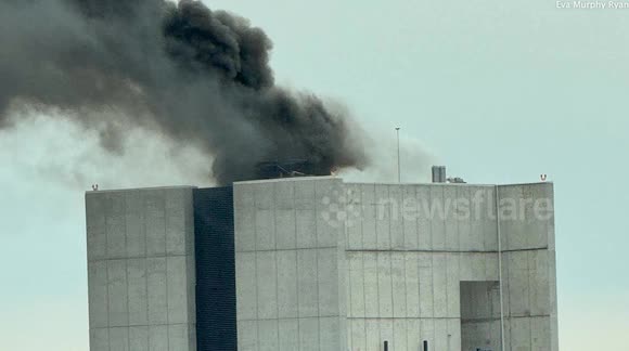 Black smoke billows from building as Manhattan skyscraper catches fire ...