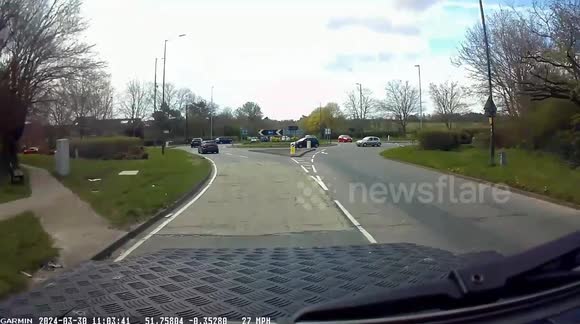 Cyclist falls at roundabout with her feet stuck in her cleats - Buy ...
