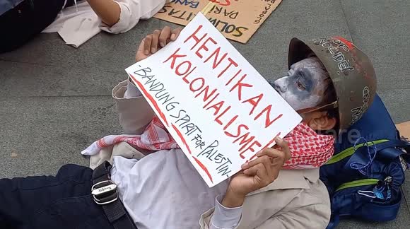 Indonesian mime artist Wanggi Hoed held solidarity walk protest for ...