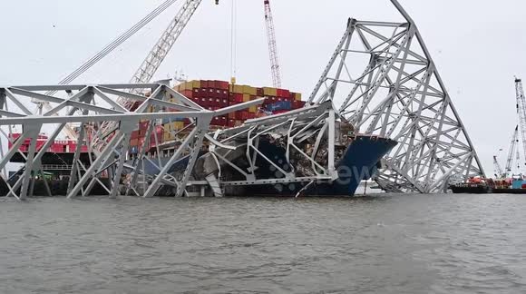 USA: Rescue crews working to clear debris from the Francis Scott Key ...