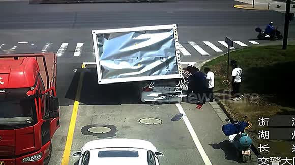 Good Samaritans race to save motorists after truck's container flattens ...