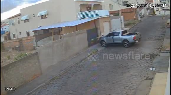 Vehicle mishap: gate collision and wall crack in Livramento de Nossa ...