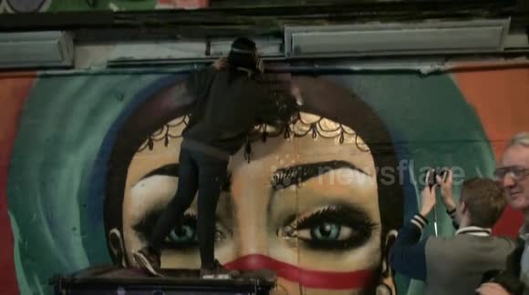 Graffiti artist Miss Hazard finishes off mural at Leake Street Tunnel ...