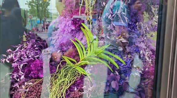 USA: The multidimensional flower show Bloomtanica opens in New York ...