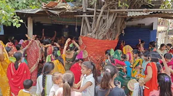 Women tie ceremonial thread around tree to mark love for their husbands ...