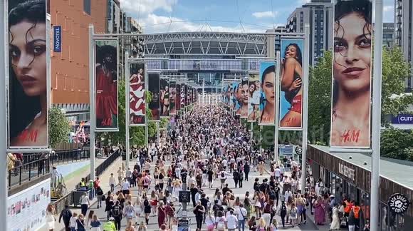 Thousands of Swifties descend on Wembley Stadium as Taylor Swift plays ...