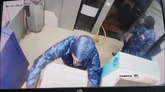 ATM Robbery Caught on Camera in Beed: Thieves Tie ATM Machine Using ...