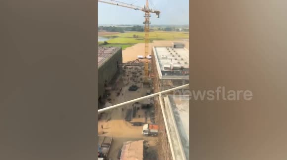 Impressive moment workers descend tower crane with incredible speed ...