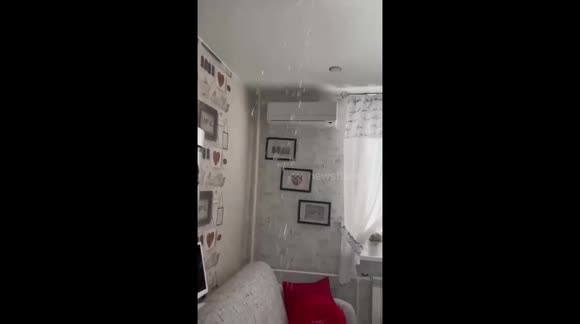 Flooding in Moscow apartment: water breaks through ceilings and sockets ...