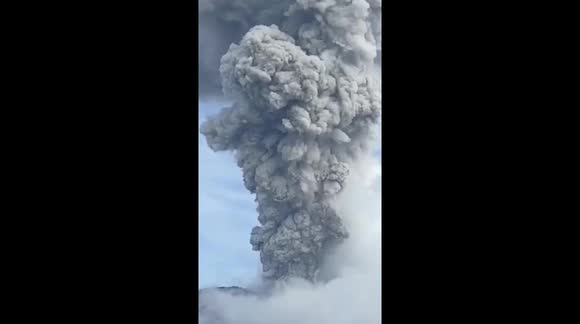 Volcanic ash rain blankets Indonesian villages as Mount Lewotobi erupts ...