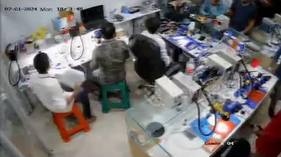 Staff at mobile repair shop attacked by thugs over unpaid bills - Buy ...