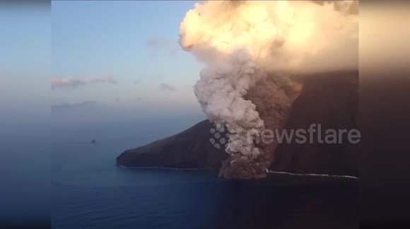 Italy: Stromboli Eruption Intensifies: Helicopter Surveillance Captures ...