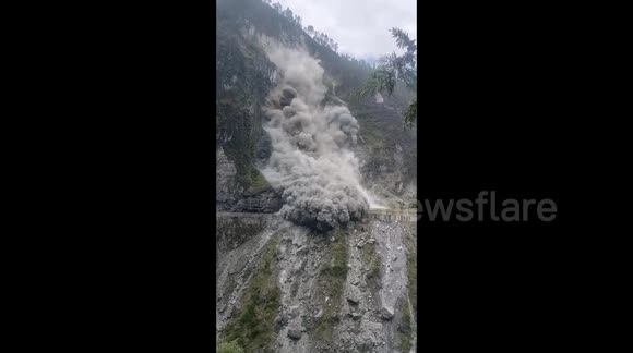 India: A scary video of mountain breaking in Chamoli surfaced ...