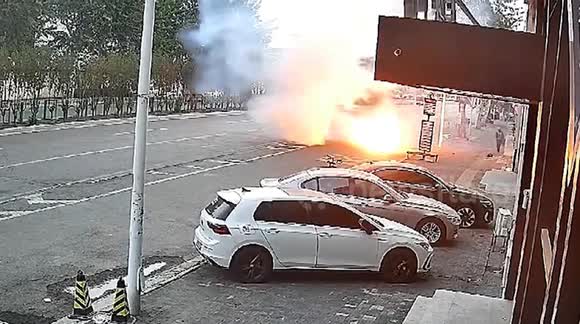 Rider narrowly escapes electric bike explosion in northern China - Buy ...