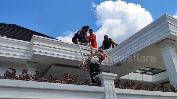 Heroic actions of volunteers helped and saved construction workers who ...