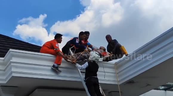 Heroic actions of volunteers helped and saved construction workers who ...