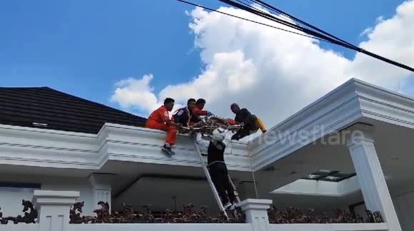Heroic actions of volunteers helped and saved construction workers who ...