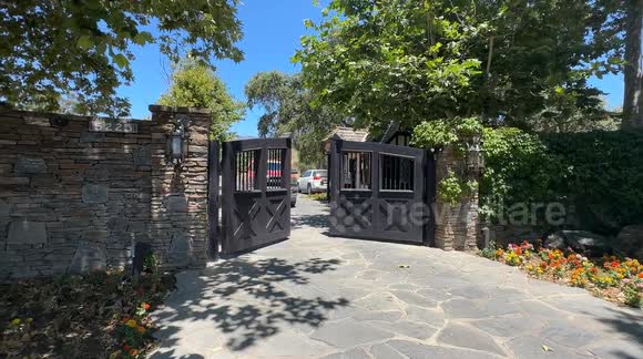 USA: Orange County fire truck exits Neverland Ranch during Lake Fire ...