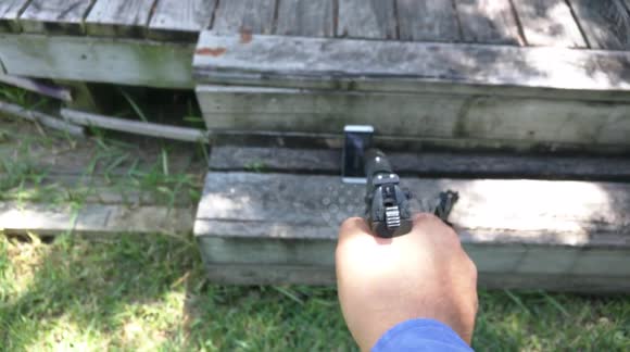 Man demonstrates that his smartphone is bulletproof, by shooting it ...
