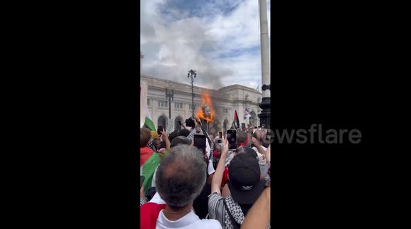US: Netanyahu Effigy Burned During Protest Outside Union Station In ...