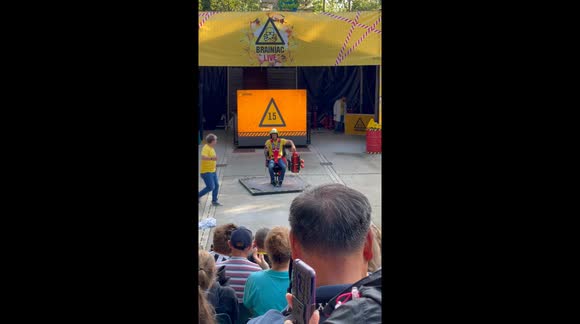 Unbelievable spinning chair test wows the crowd at the 'Brainiac Show ...