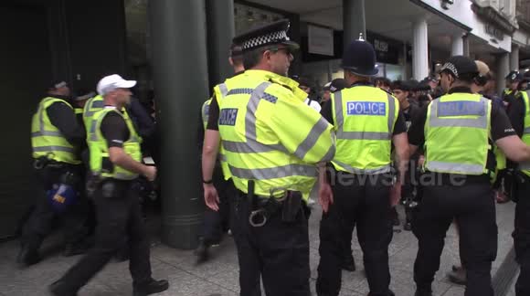 Police continue running battles between right and left wing groups as ...