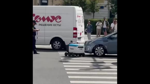 Car collides with delivery robot at pedestrian crossing in Moscow ...
