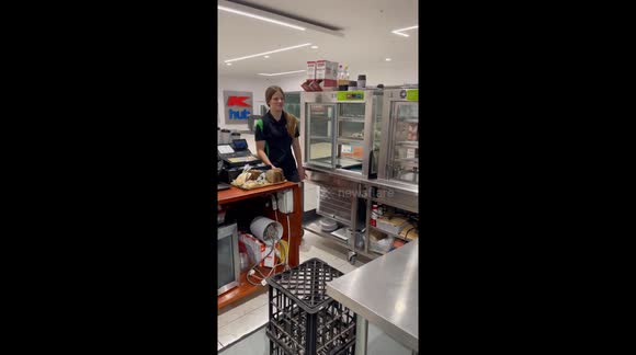 Hilarious & messy coffee disaster at work shows why cups are essential ...