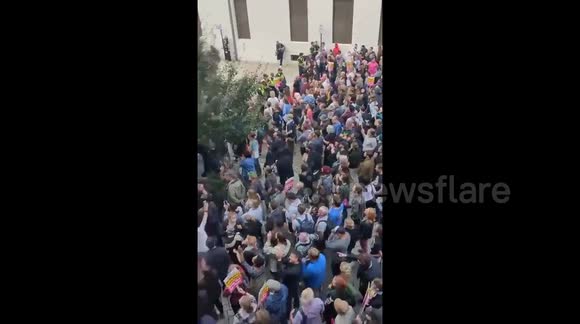UK: Hundreds of people took to the streets of Southampton chanting anti ...