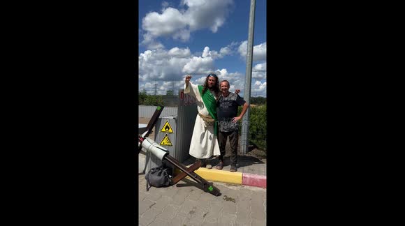 Jimmy Rice, the American traveler carrying a 25-kilogram cross, walked ...