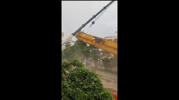 A hydraulic machine collapsed during metro construction, falling onto a ...