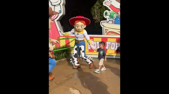 Woody reacted with hilarious shock after receiving a broken toy arm ...