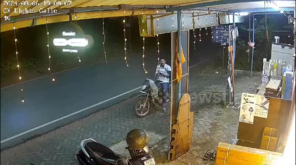 Schoolgirl lifts auto rickshaw after it falls on her mother in ...