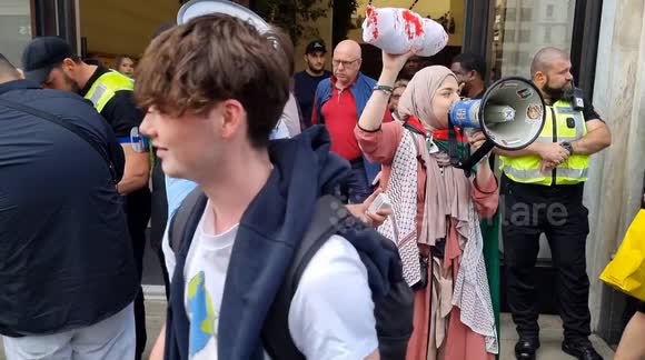 Pro Palestine protesters boycott the iPhone 16 at Apple Store at Regent ...