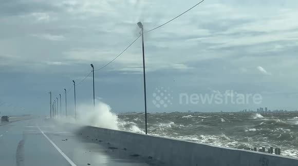 Hurricane Helene approaches Tampa as waves crash on Howard Frankland ...